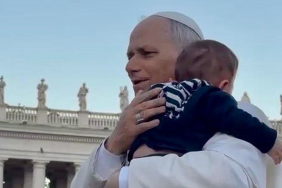 Papa Leão XIV abraça bebê do interior de SP: “Momento especial”. Vídeo ...